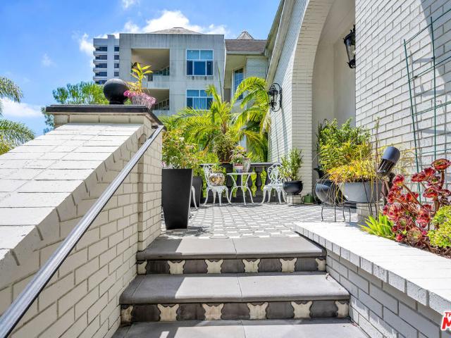 851 Devon Avenue