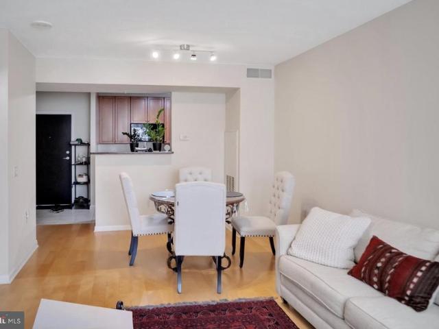 851 N Glebe Road # 402