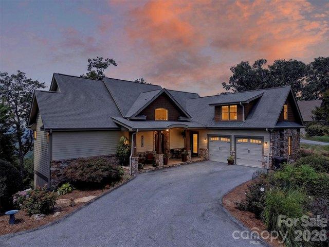 851 Sunlight Ridge Dr, Hendersonville, NC 28792