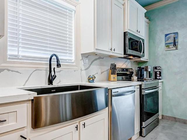 851 Palmetto Dr, Crystal Beach, TX