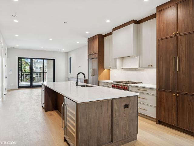 851 W Wolfram Street # PH