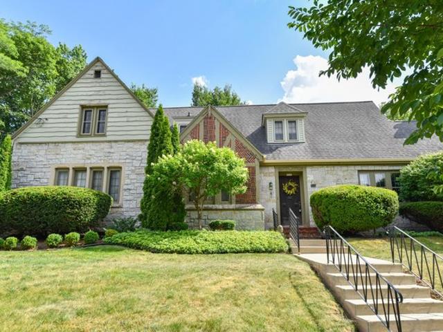 8525 Ravenswood Cir, Wauwatosa, WI 53226