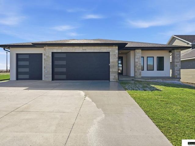 8521 Butterfly Ct, Lincoln, NE 68526
