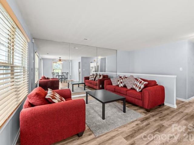 8521 Castle Pine Ct, Charlotte, NC 28226