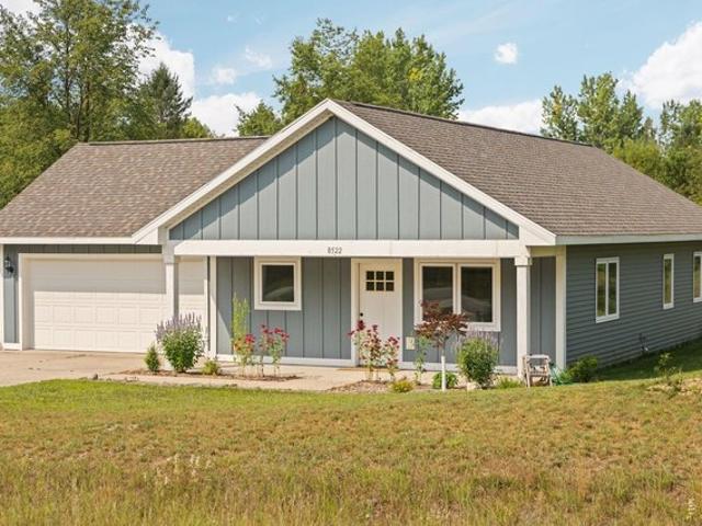 8522 S Olivia Dr, Maple City, MI 49664