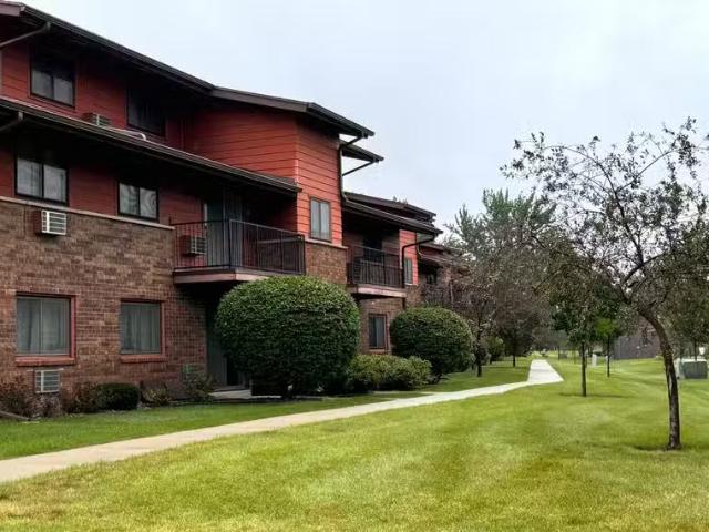 8530 W Waterford Ave #6, Greenfield, WI 53228 MLS 1886759