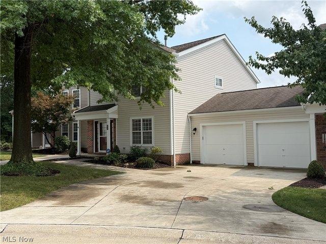 8531 Ravenswood Ln, Macedonia, OH 44056