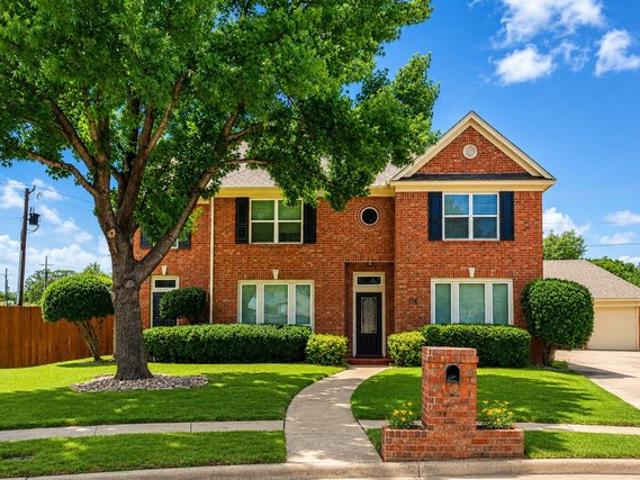 8533 Castle Creek Rd, North Richland Hills, TX 76182