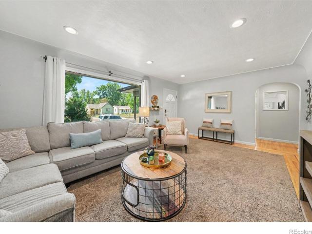 853 E 7th Street