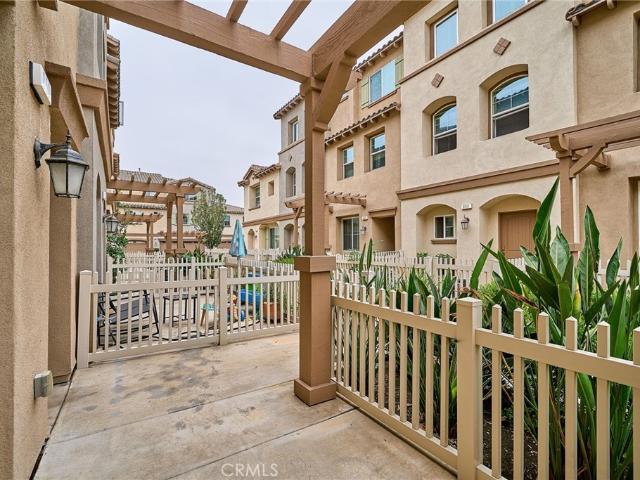 853 E Hollyvale