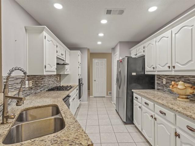 853 Woodridge Cir, Desoto, TX 75115