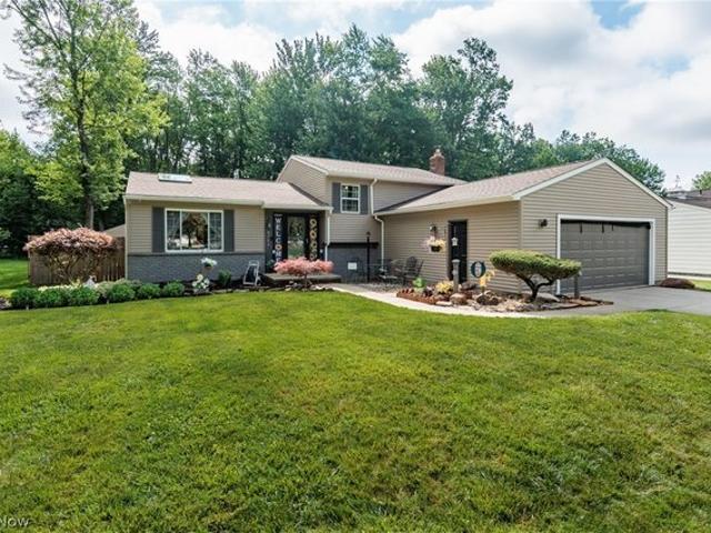 8543 Greenbriar Dr, Olmsted Township, OH 44138