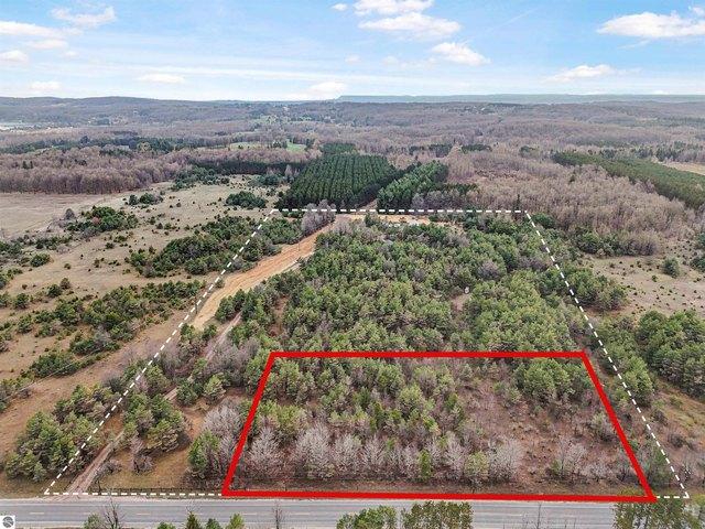 8558 Homestead Rd, Benzonia, MI 49616