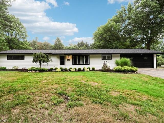 8559 Beacon Hill Dr, Chagrin Falls, OH 44023
