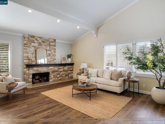 855 Columbine Ct
