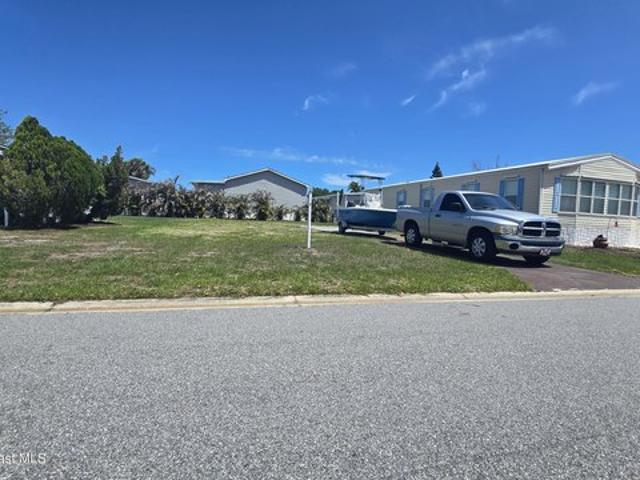 855 Hawthorn Cir, Barefoot Bay, FL 32976