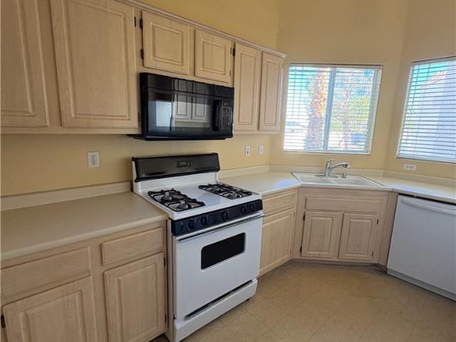 855 N Stephanie Street 914