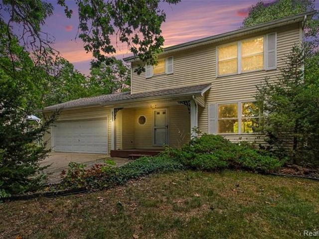 8565 Hamburg Rd, Hamburg Township, MI 48116