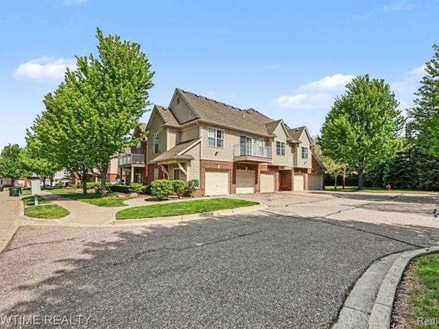 8568 Heywood Cir, Sterling Heights, MI 48312