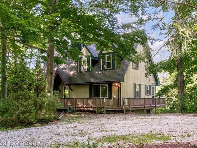 8569 Stonegate Dr, Salem, MI 48168