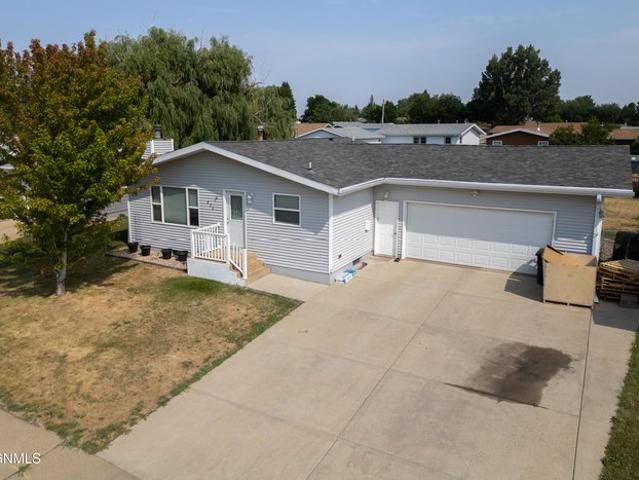 856 Cherry Ave, Dickinson, ND 58601