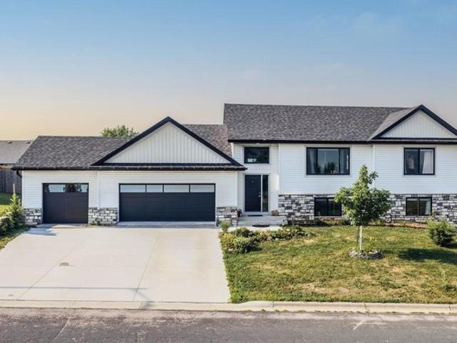 856 Golfview Ave, Zumbrota, MN 55992