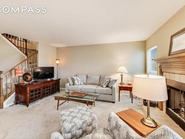 856 Old Checker Rd, Buffalo Grove, IL