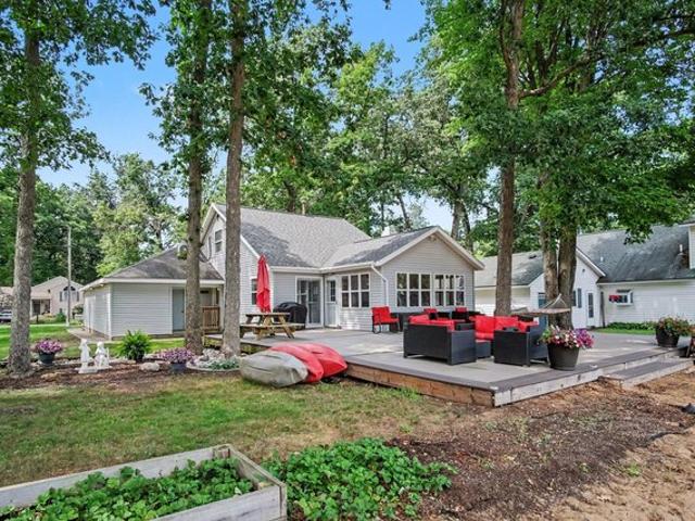 8570 Cochise Dr, Howard City, MI 49329