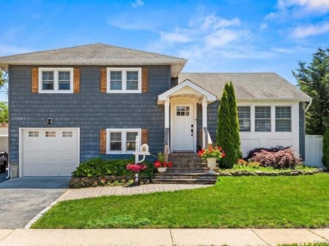 857 Milligan Ln, West Islip, NY 11795