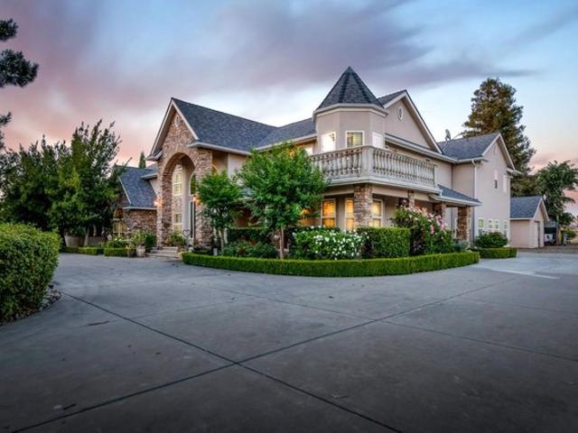 8584 N Madsen Ave, Clovis, CA 93619