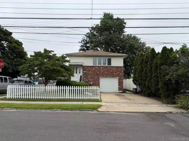 858 Oliver Ave, Westbury, NY 11590