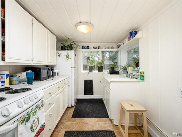 8595 Orchard