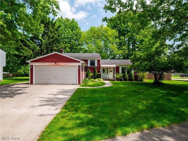 8590 Fairlane Dr, Olmsted Falls, OH 44138