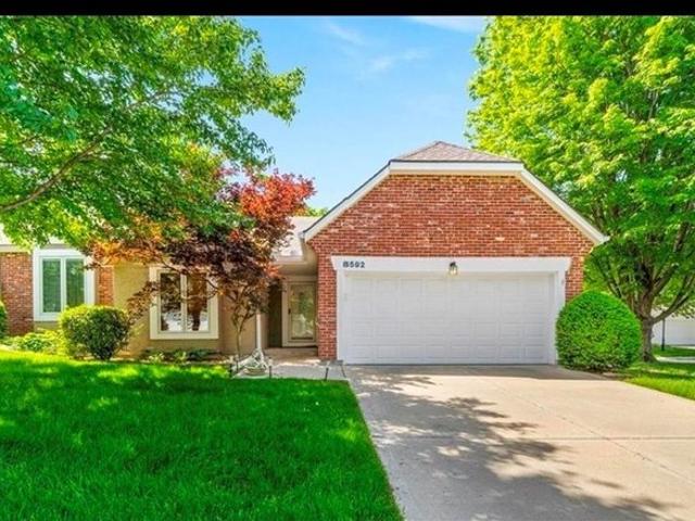 8592 Caenen Lake Ct, Lenexa, KS 66215