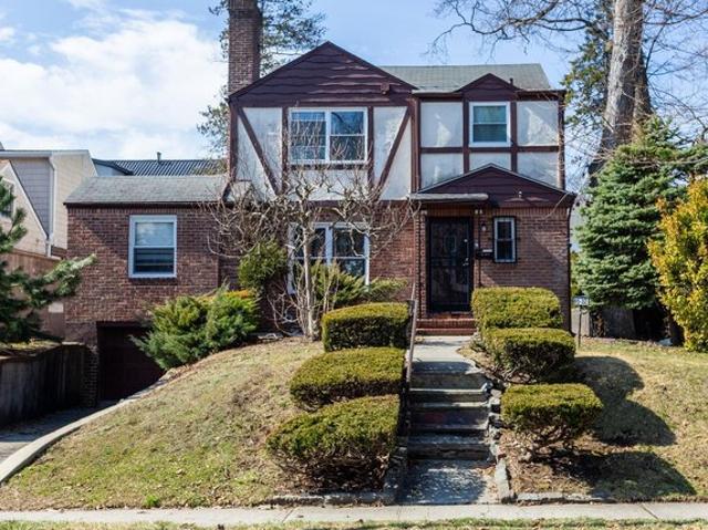 85 32 th St, Hollis Hills, NY 11427