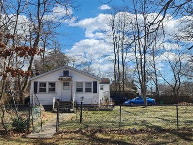 85 Woodside Rd, Mastic Beach, NY 11951