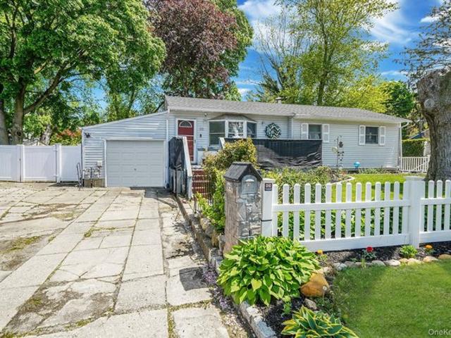 85 Applegate Dr, Central Islip, NY 11722
