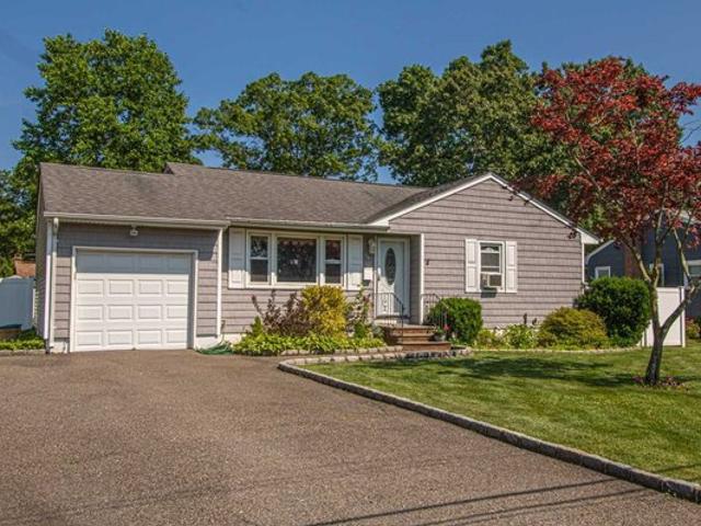 85 Cotter St, West Islip, NY 11795