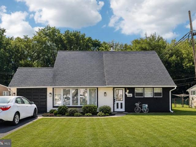 85 Kingwood Ln, Levittown, PA 19055