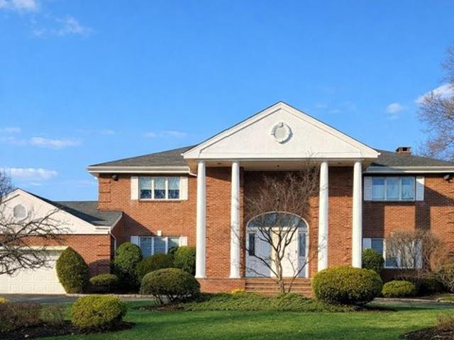 85 Meadow Woods Rd, Great Neck, NY 11020