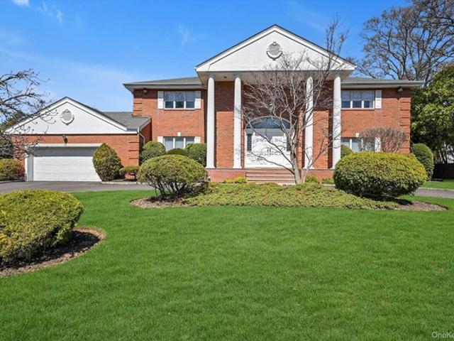 85 Meadow Woods Rd, Great Neck, NY 11020