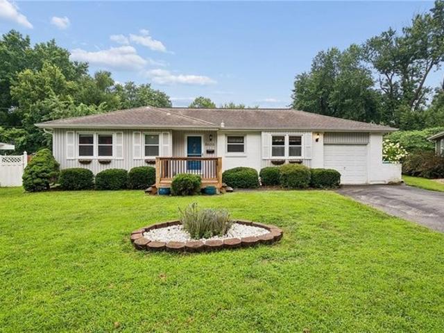 8605 W 80th Ter, Overland Park, KS 66204