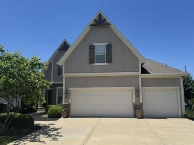 8608 W 165th Pl, Overland Park, KS 66085
