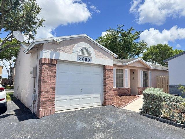 8600 NW 193rd Ter, Hialeah, FL 33015