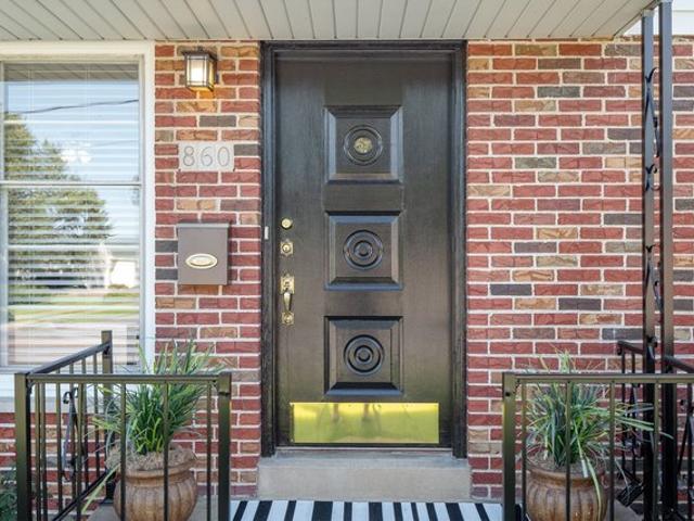 860 Graham Rd, Florissant, MO 63031