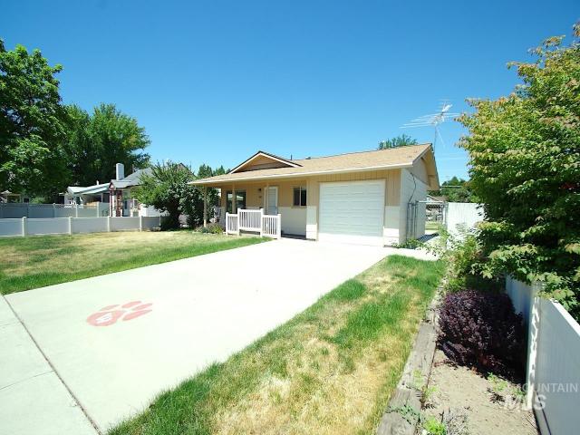 860 E Commercial