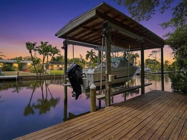 860 Sand Pine Dr NE, Saint Petersburg, FL 33703