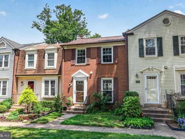 8618 Dellway Ln, Vienna, VA 22180