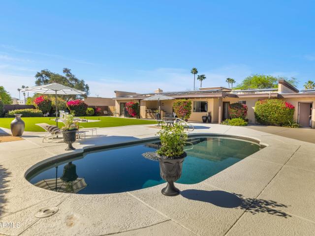 8611 E JENAN Drive
