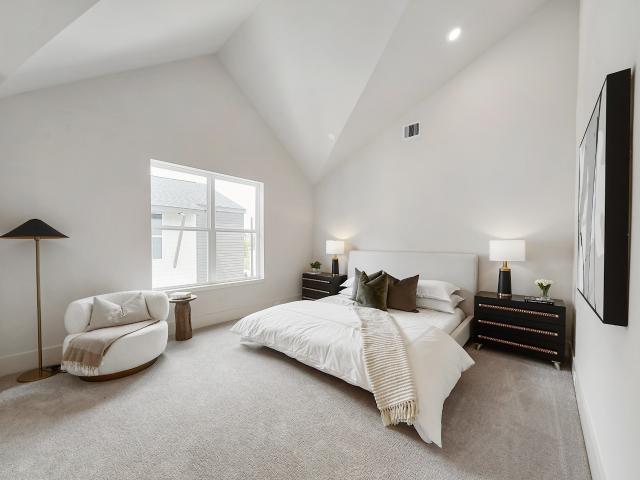 861 Rachel Street E